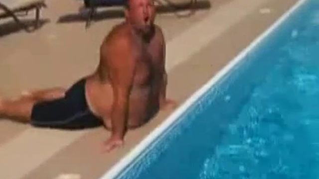 МУЖИК ИЗОБРАЖАЕТ ТЮЛЕНЯ ПЕРЕД БАССЕЙНОМ