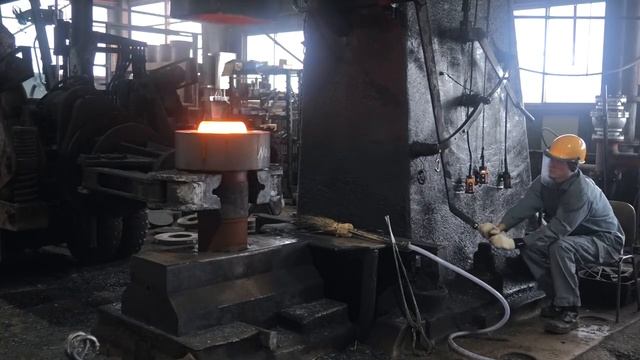 Муфта 900 кг, кованая внутри японского завода! | 900kg Coupling Forged with a Giant Air Hammer!