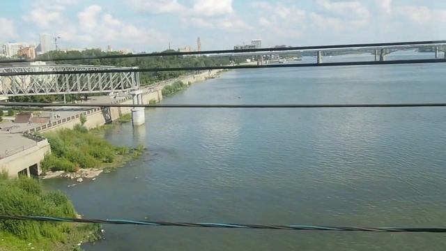На мосту через Обь в Новосибирске - вид из окна электрички на южную сторону (август 2020).
