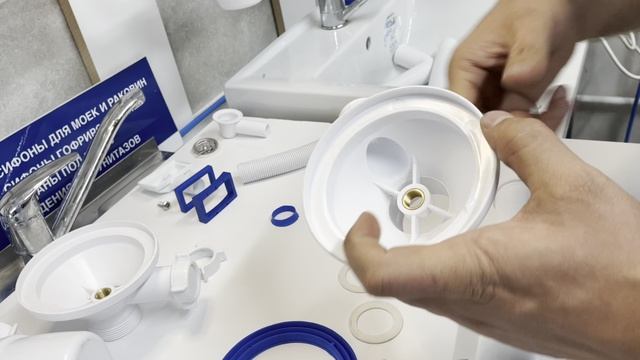 Установка двойного одноуровневого бутылочного сифона К-40592, с одним отводом и переливом на мойку.