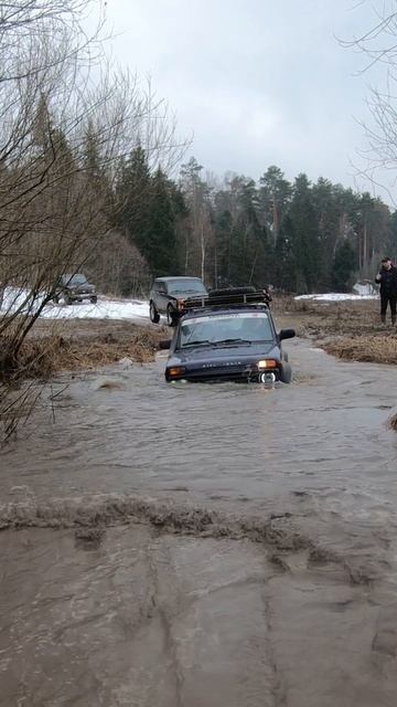 Весенний брод Нива тонет
