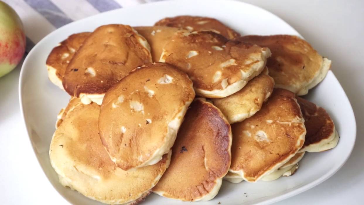 Оладьи с яблоками! Простейший рецепт! Быстро и очень вкусно!