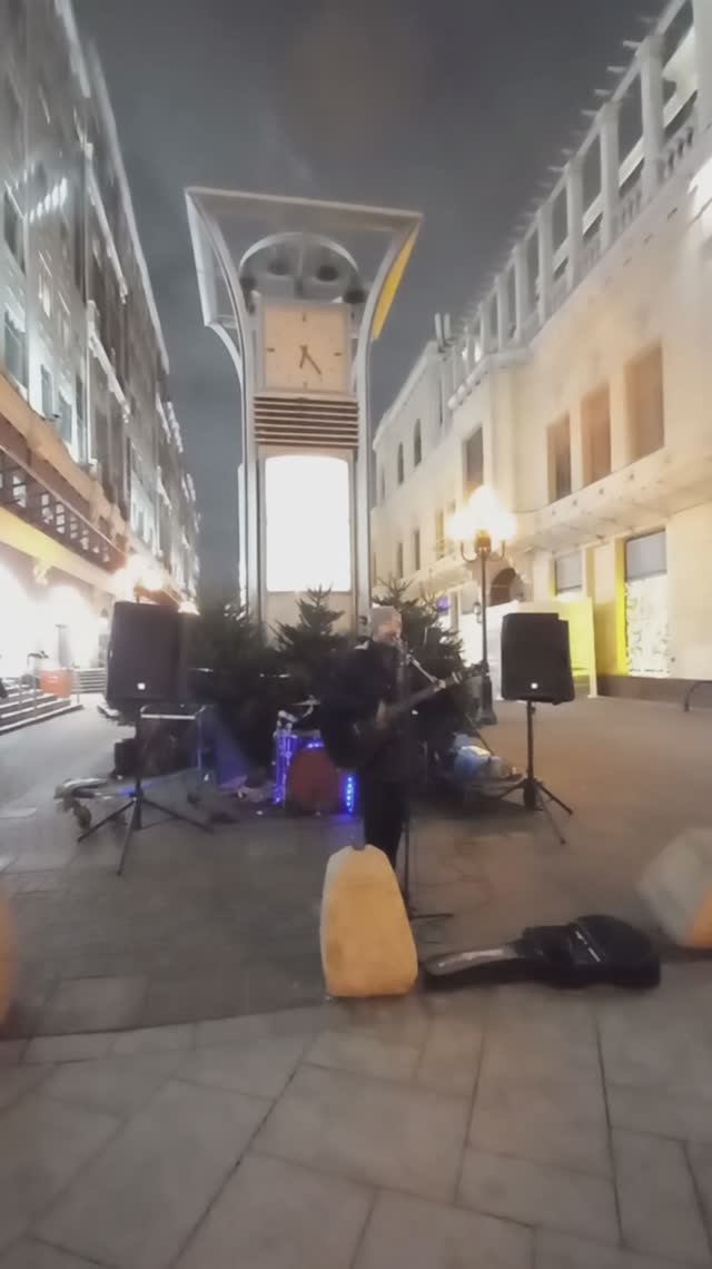 Уличный  музыкат на  старом Арбате