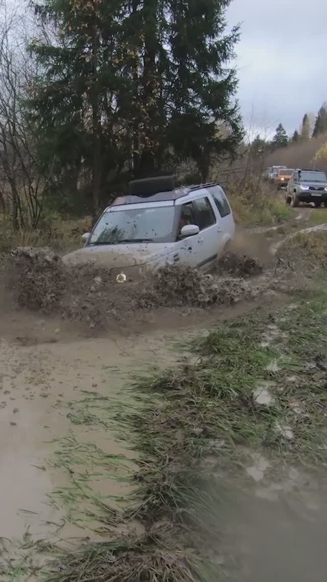 Land Rover Discovery 4 отжигает