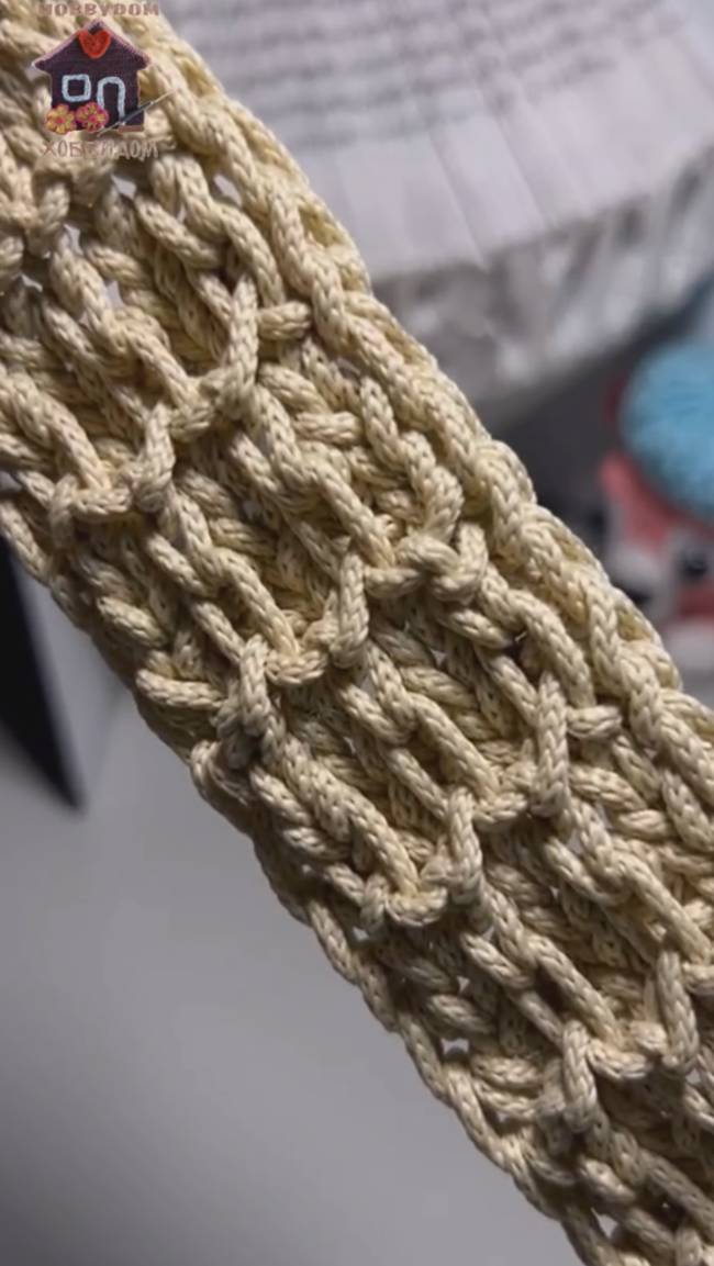 Интересный ремешок я связала за часок.