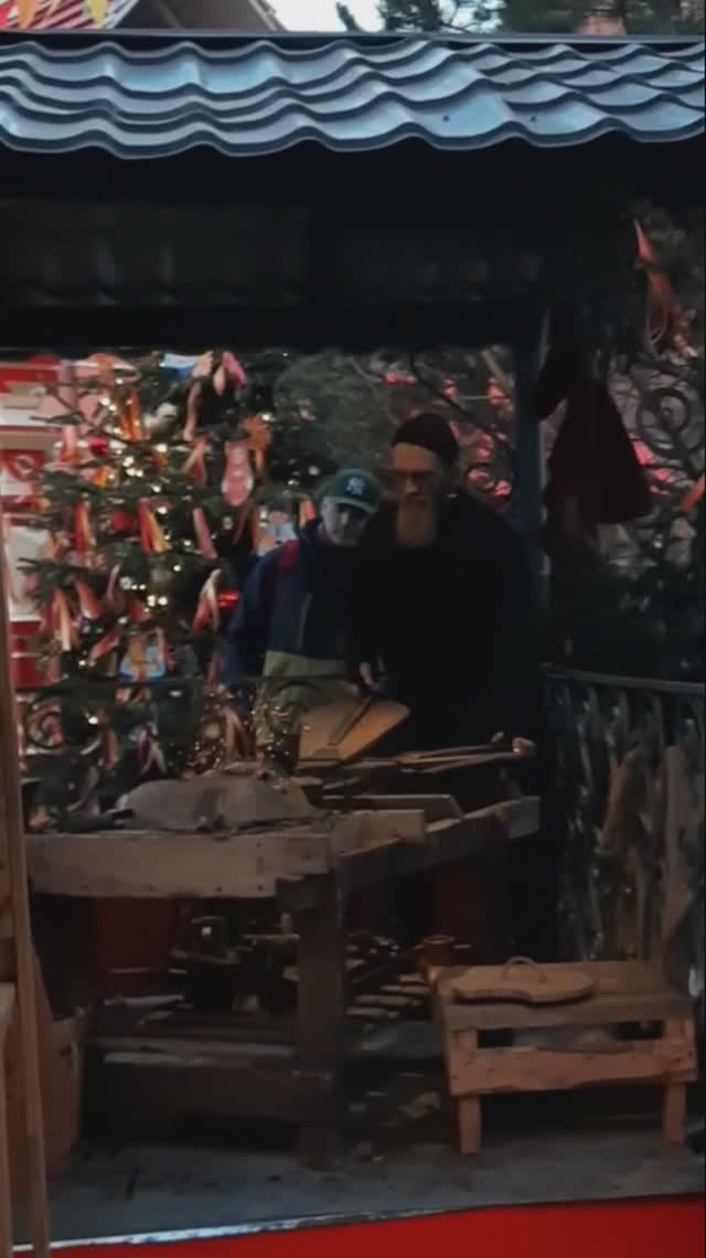 Забавный кузнец на Манежной площади в Москве