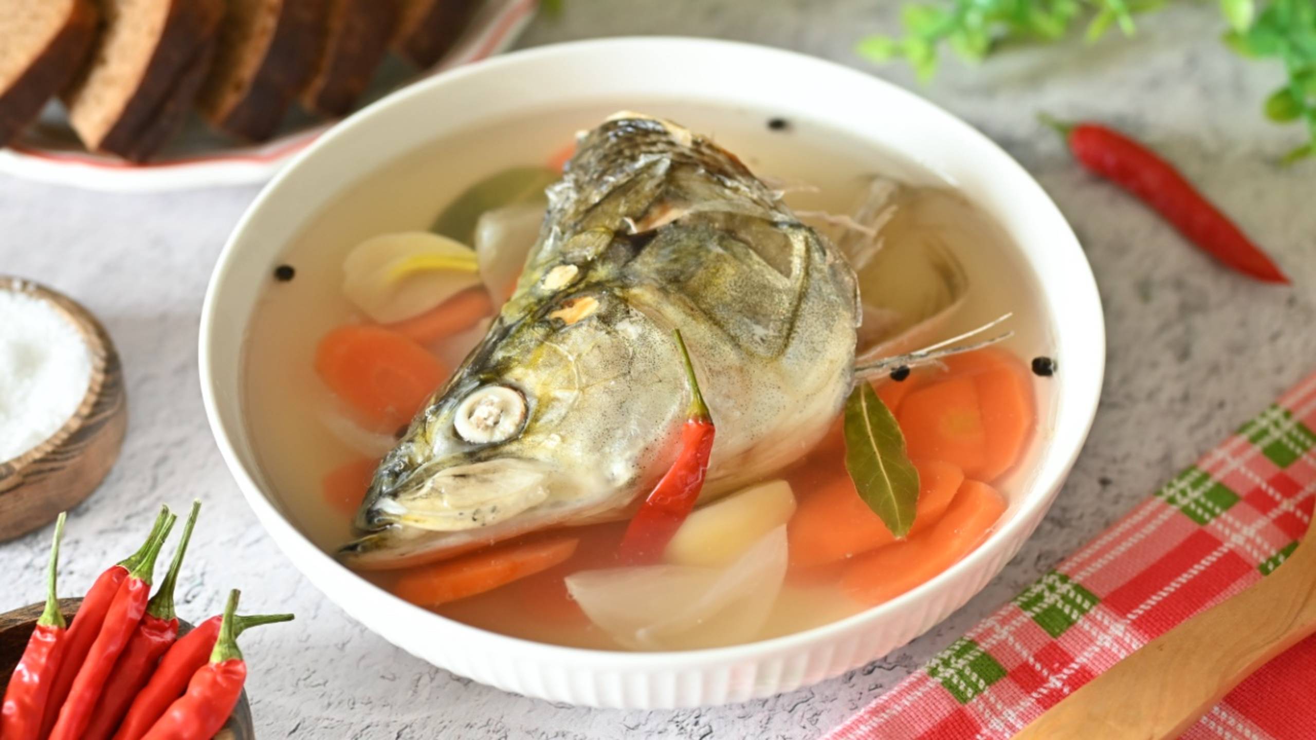 Домашняя УХА из нельмы - легкий суп на обед