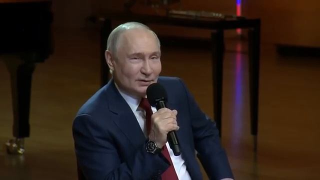 «Сожалею, что не играл на фортепиано» — Путин о том, как Петербург приобщил его