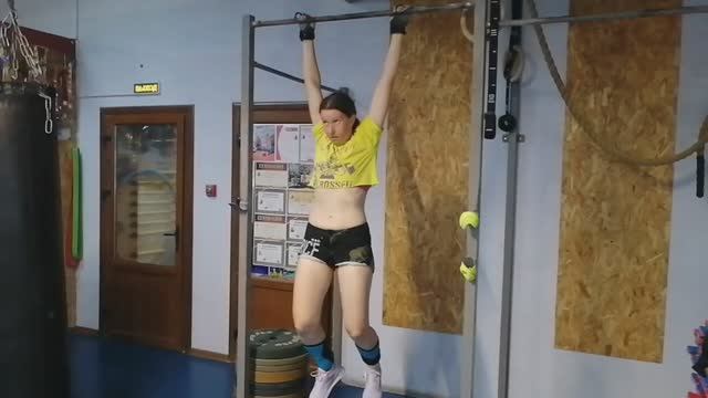 Заруба: подтягивание + ноги к перекладине