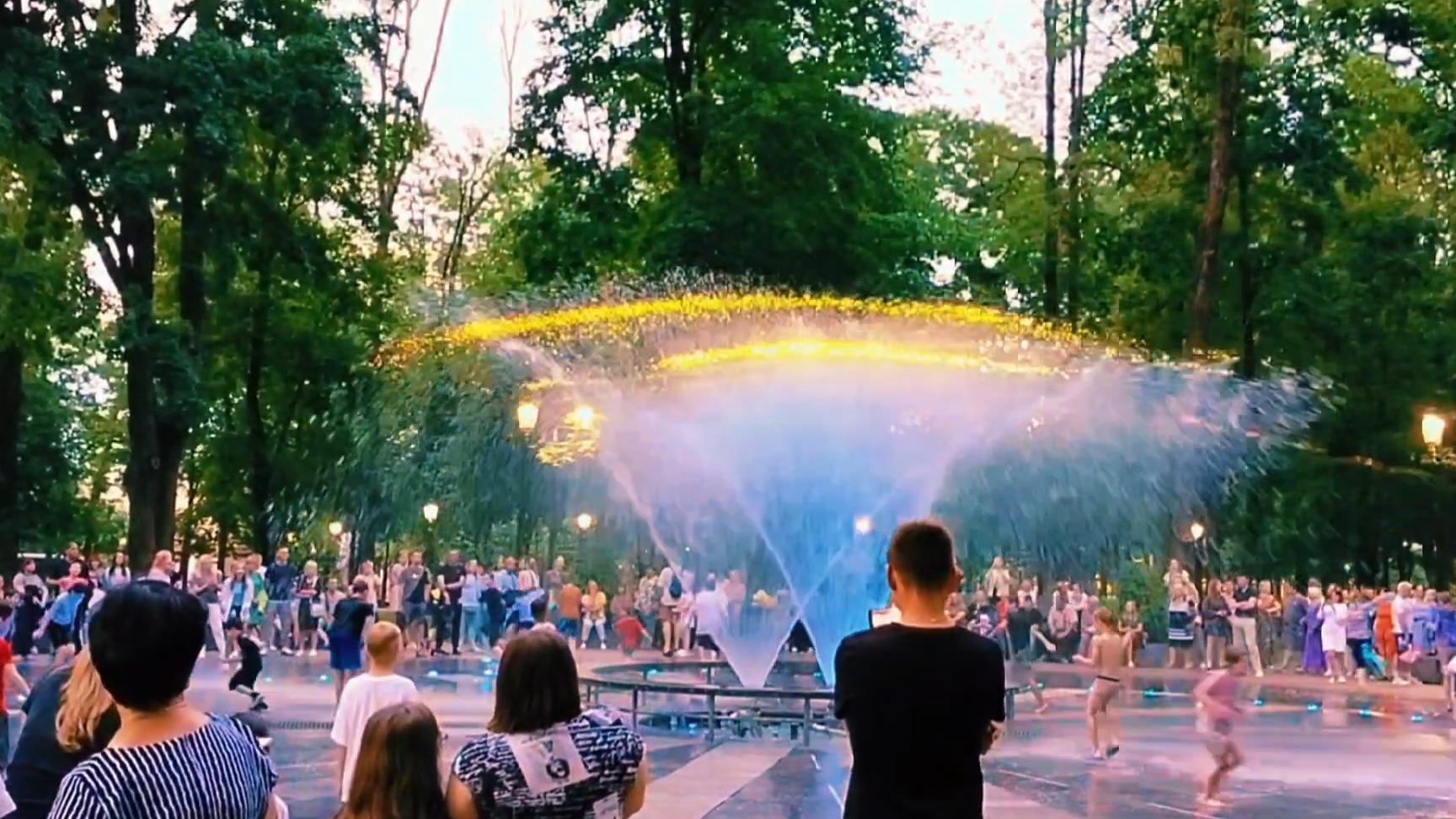 Красивое сочетание воды, света и музыки...Смоленск.