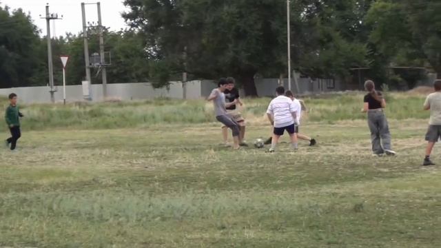 Сельские мальчишки и девчонки отлично играют в футбол