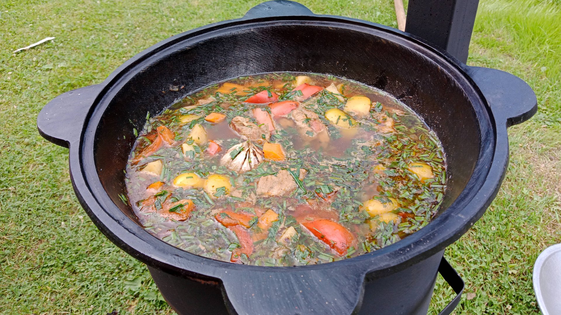 Шурпа из свиных рёбер в печи-казане