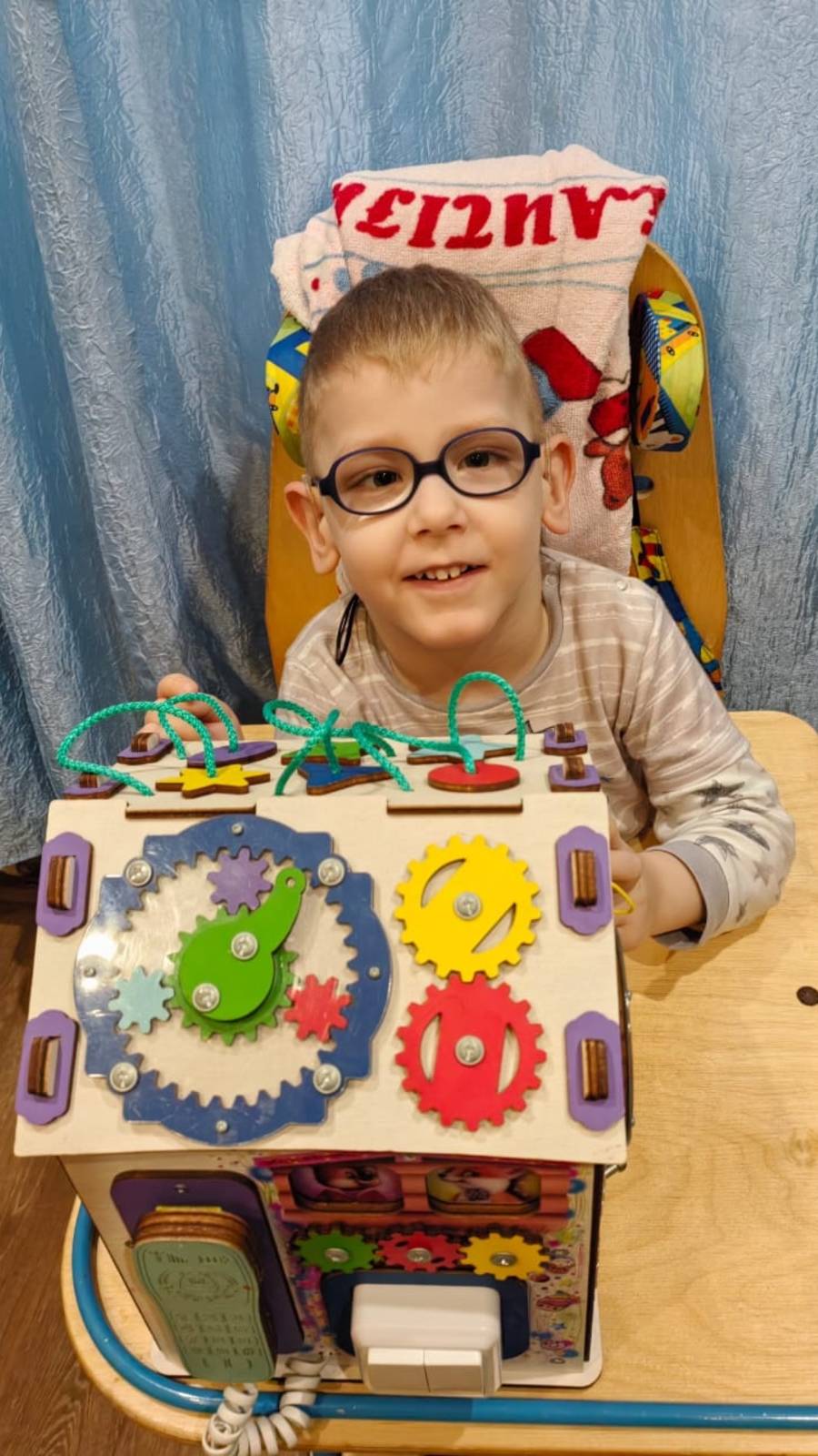 Илья занимается на тренажере