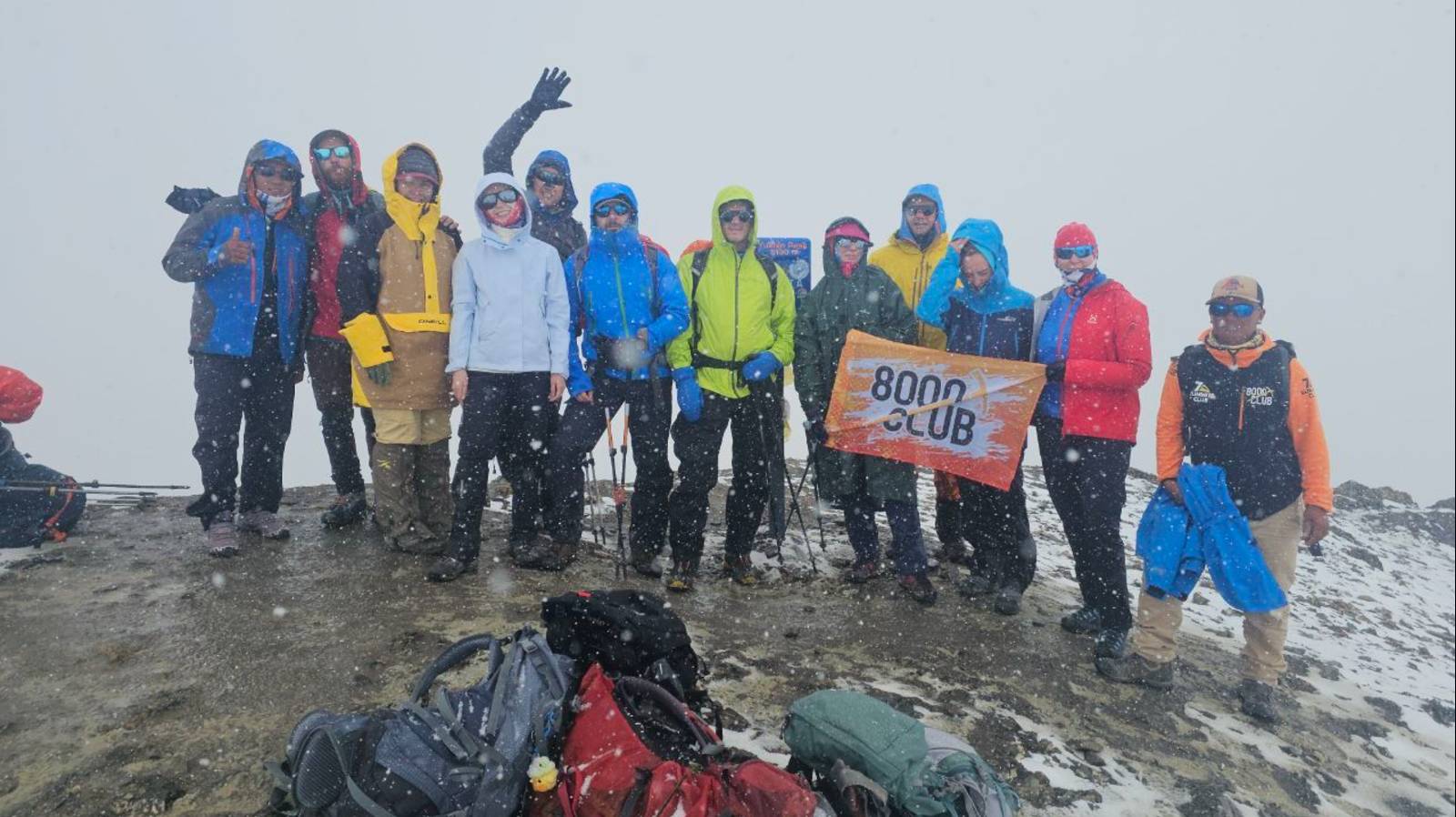 Группа Клуба 8000 «Свет Жок» совершает акклиматизационное восхождение на пик Юхина