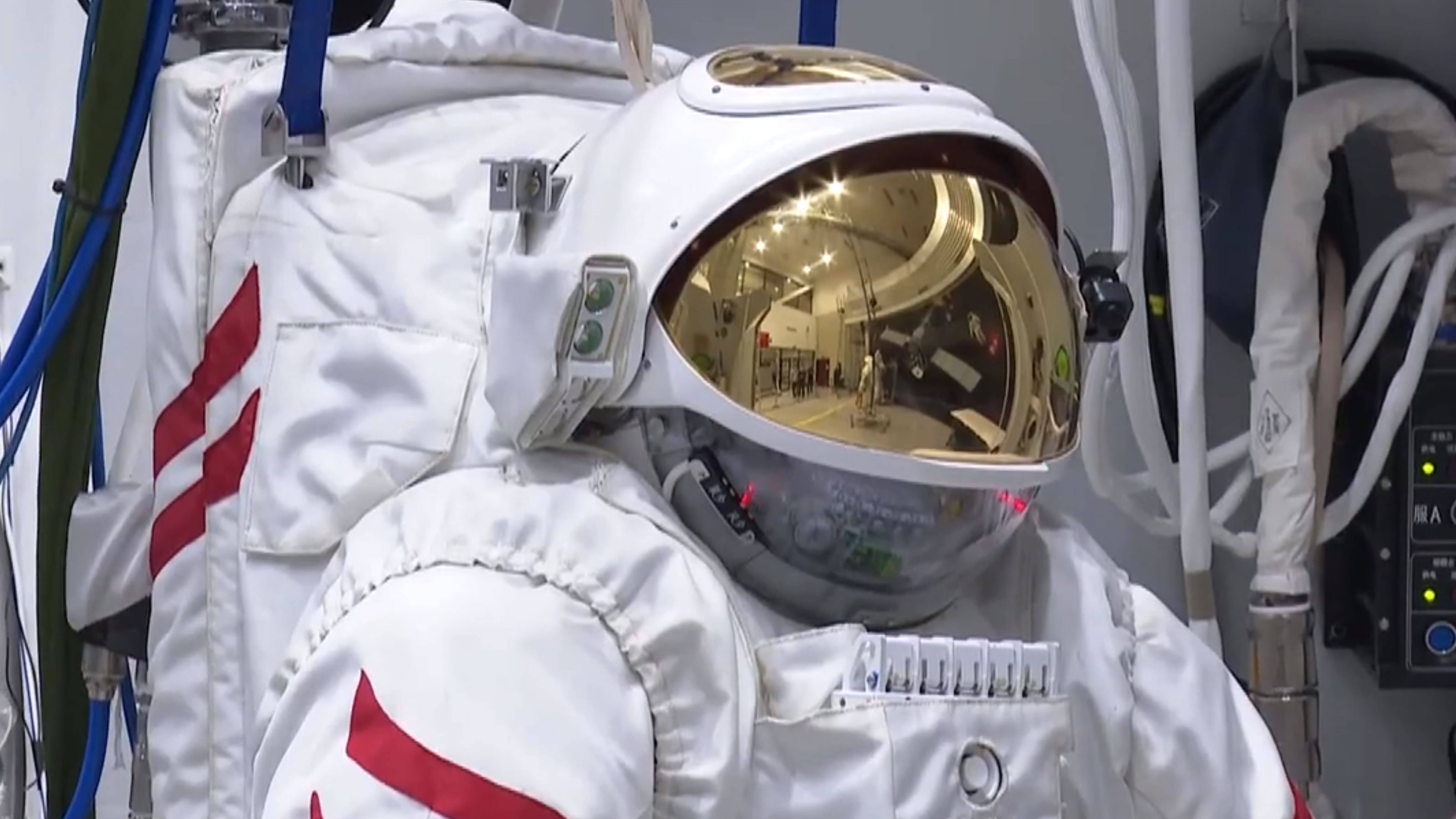 Новые скафандры и другие материалы отправил Китай на орбитальную станцию [новости науки и космоса]