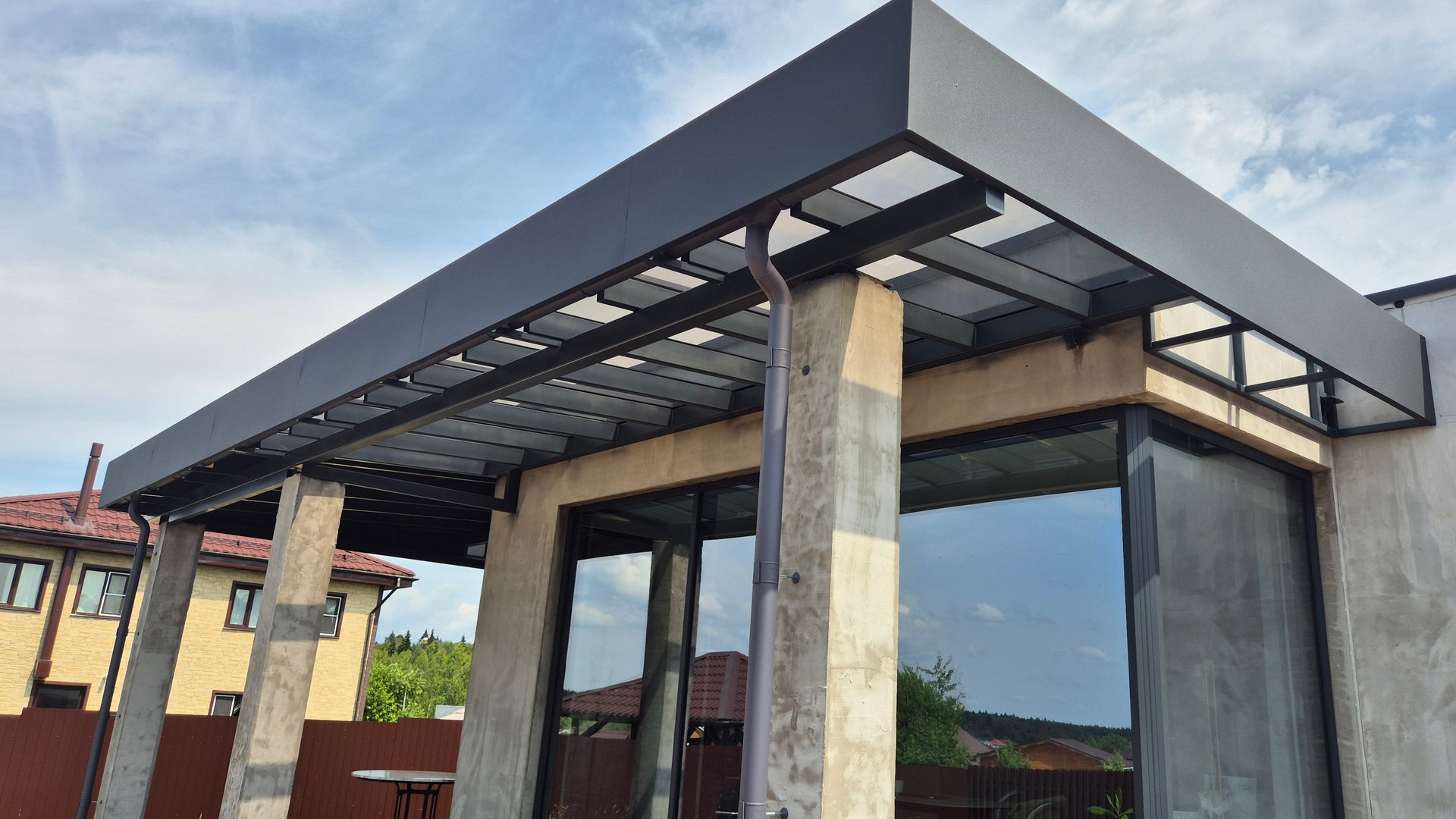 Обзор навеса с фризом и прозрачной крышей