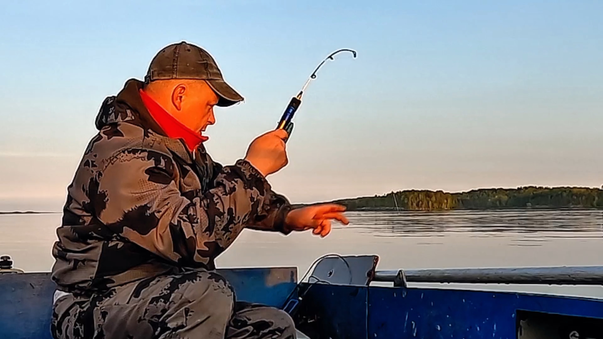 Вот это клёв! Ловлю окуня на донку с лодки.