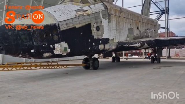 Грузовик КАМАЗ-мастер отбуксировал космический корабль Буран в Музей техники в Верхней Пышме