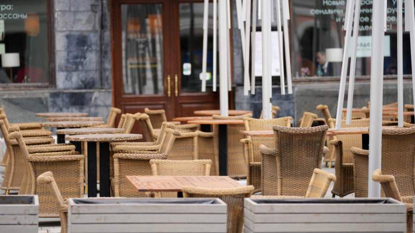 Россиян предупредили о рисках отравлений в летних кафе