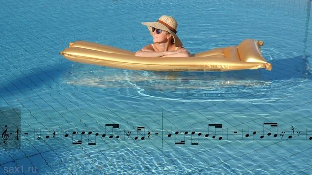 Посмотри какое лето - Ноты для саксофона альт - Девушка плавает в синем бассейне на золотом матрасе