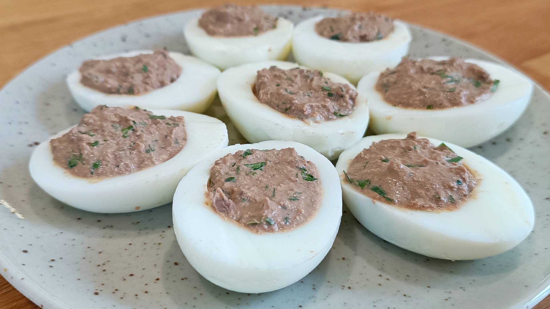 ФАРШИРОВАННЫЕ ЯЙЦА куриной печенью, йогуртом и петрушкой