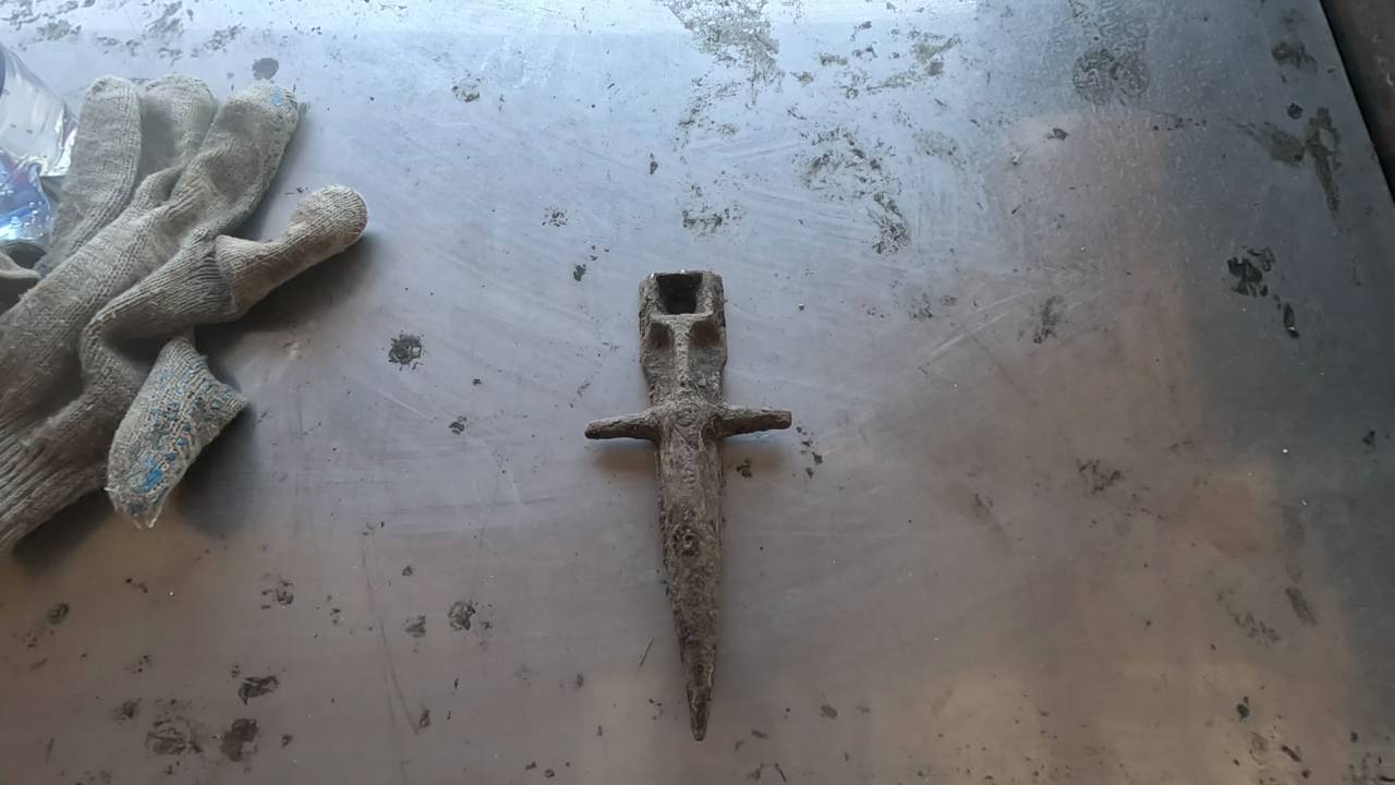 При копке траншеи  был найден инструмент для священных обрядов