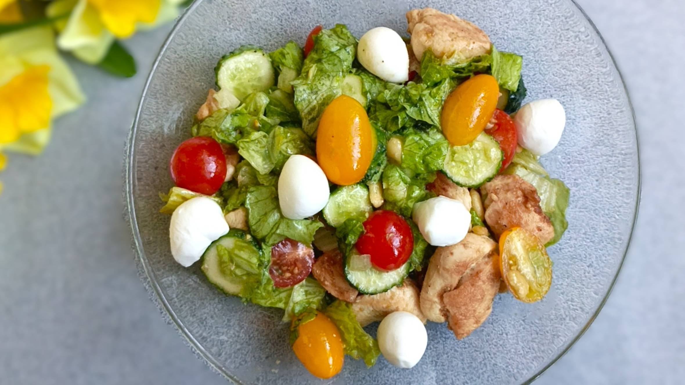 Овощной салат с курицей и моцареллой - легкий и вкусный рецепт