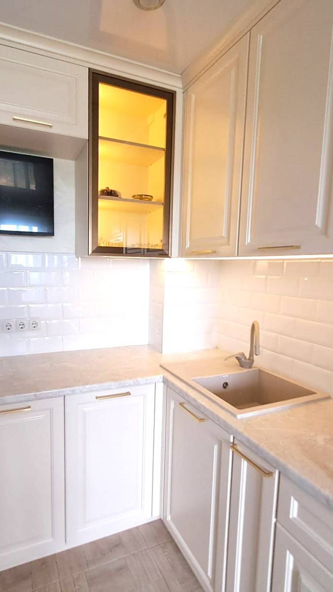 Феличе - угловая классическая кухня в эмали, нежного бежевого цвета с ручками под потолок на заказ