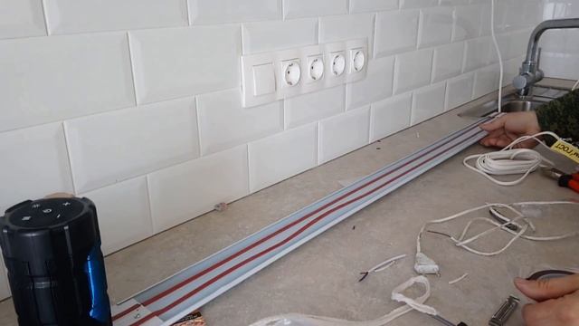 Домашний мастер. Подключение светильника (подсветки) на кухне. Монтаж полочки и полотенцедержателя.