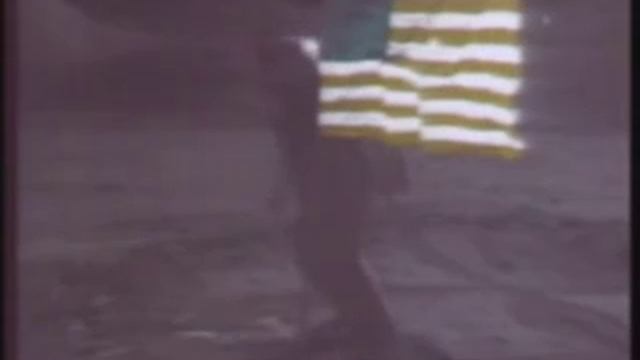 Apollo 15, развевающийся флаг.