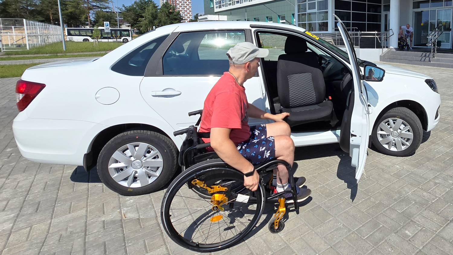 Granta "Подручный" с поворотным сиденьем для перевозки инвалидов