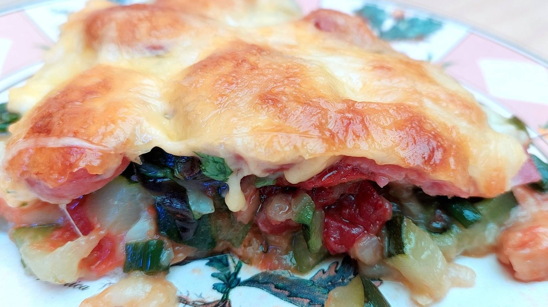 Открытый пирог с кабачковой начинкой. Прекрасное сочетание копчёности и овощей.