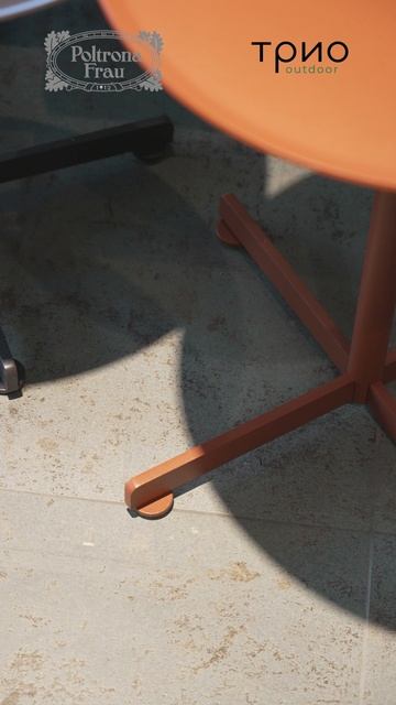 Уличный журнальный столик Bob 45 от Poltrona Frau