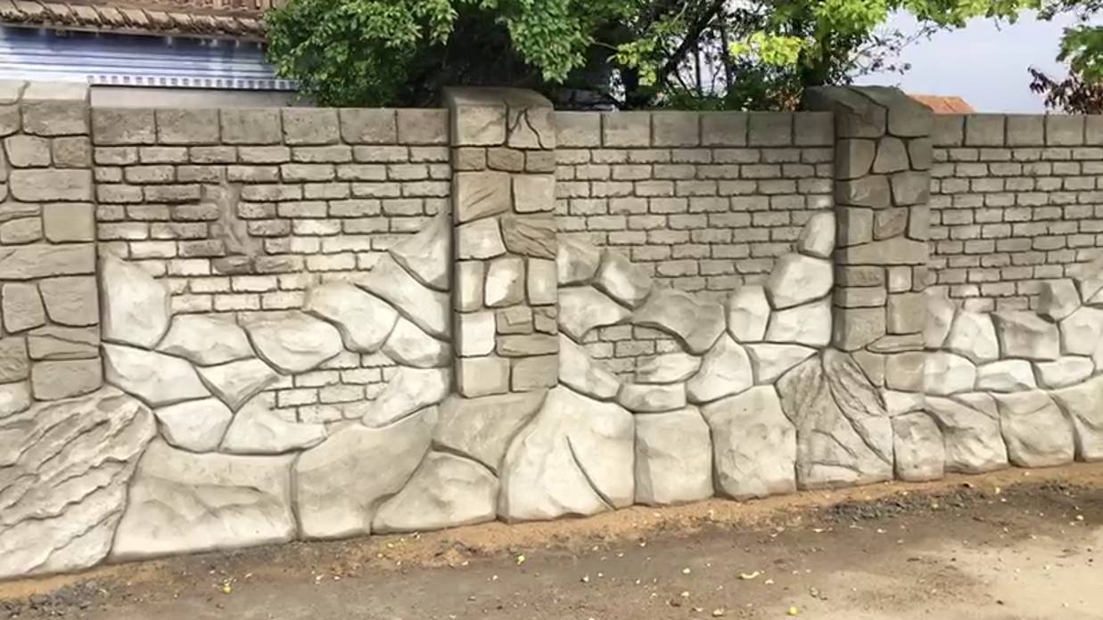 оформление забора на  лаче декоративный камень мастер Александр.