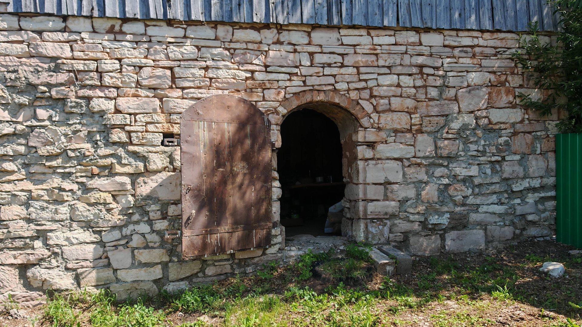 Старинный сарай был заперт несколько лет - решил посмотреть, что там хранилось внутри.