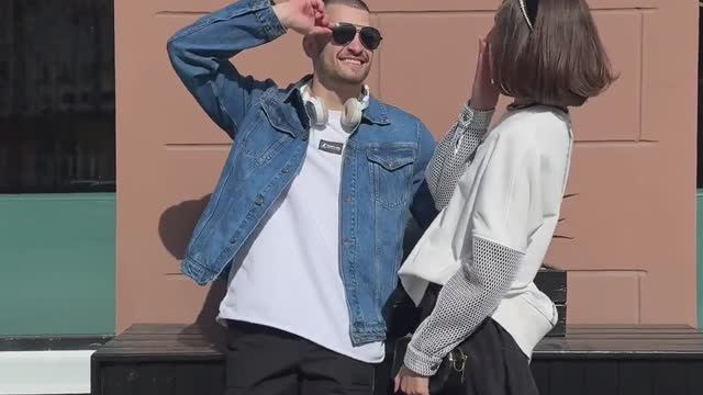 Летние образы 2025. 
Джинсовка и белый свитшот