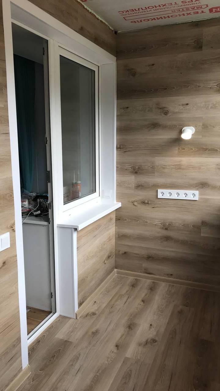 Наши работы. Уютный балкон в кварцвиниле под дерево.