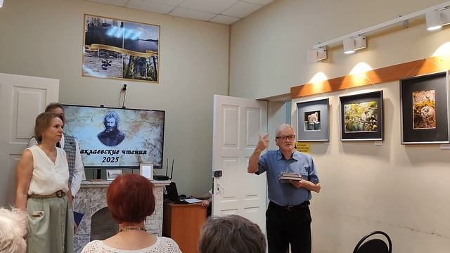 С подарками приехав на родину