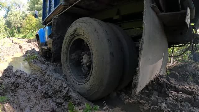 ЗиЛ-130 в грязи! Поездка на рыбалку! Трактор Т-40 спешит на помощь!!!