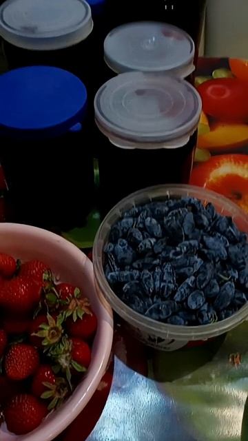 Сварила варенье из жимолости.