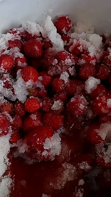 Варю клубничное варенье.