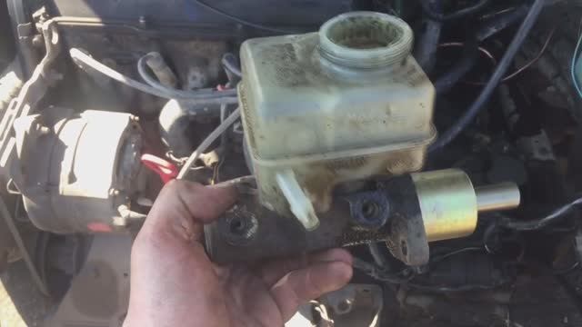 Как снять главный тормозной цилиндр на Фольксваген Пассат B3 или B4