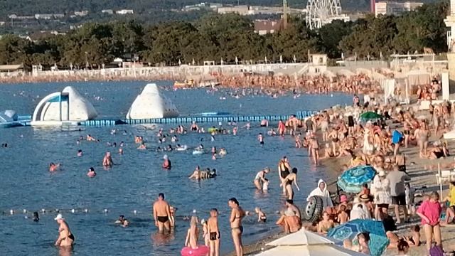 Геленджик. Середина лета. Толпы народу на пляжах.