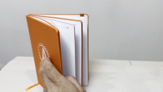 Оранжевый ежедневник на заказ нанесение уф печать белым цветом лак изготовление на заказ