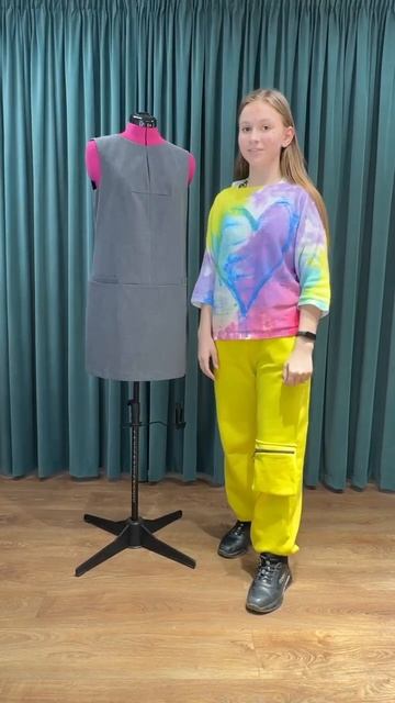 Маленькое серое платье — подарок от мамы.