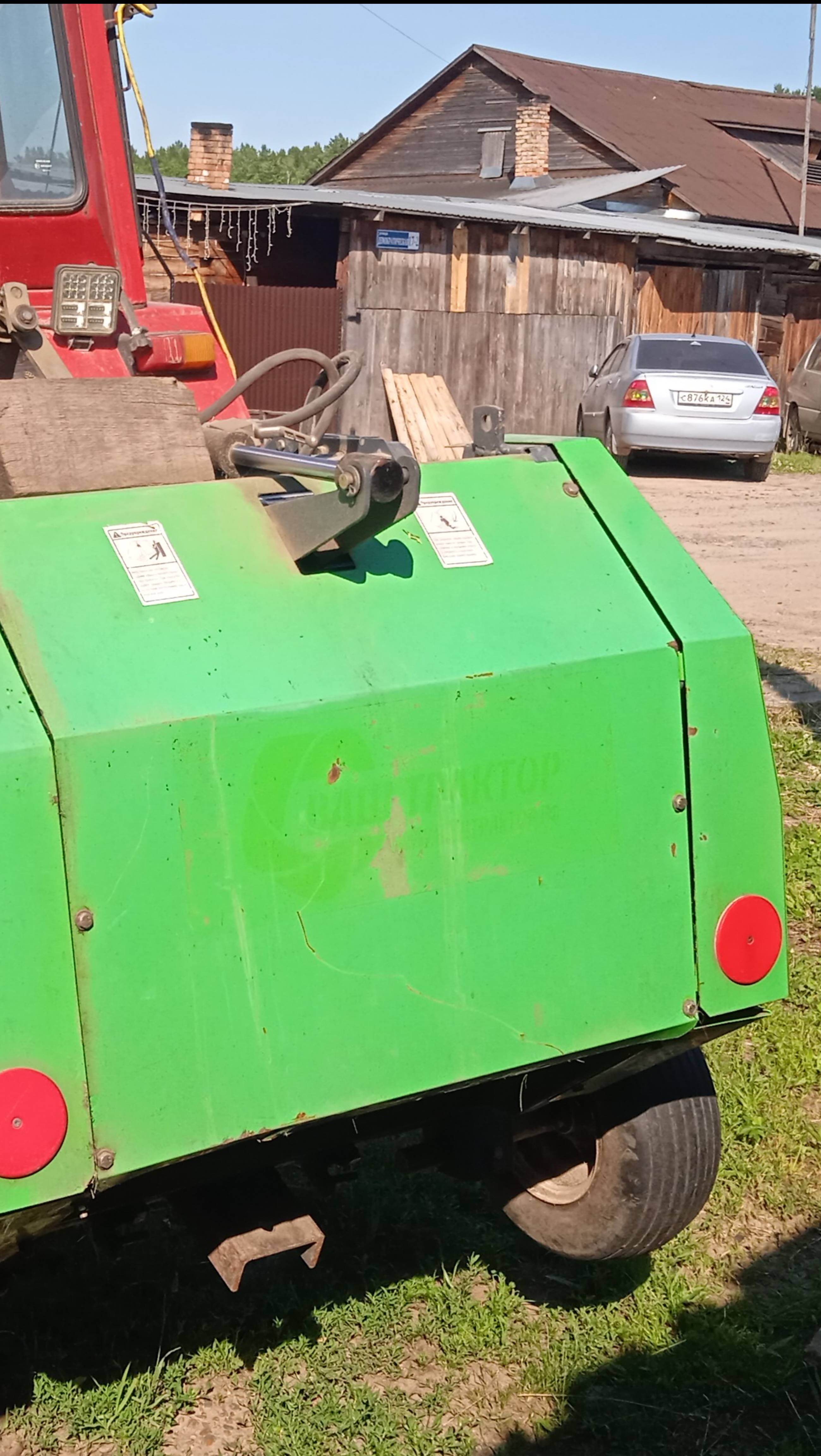 Трактор Т-25 и прессподборщик 0850  . Заклинил подборщик.