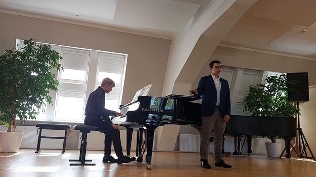 "Два гренадера" Р.Шуман, "Слеза дрожит" П.И.Чайковский.