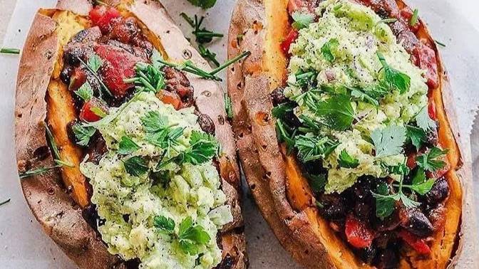 Бутерброды из батата с гуакамоле.