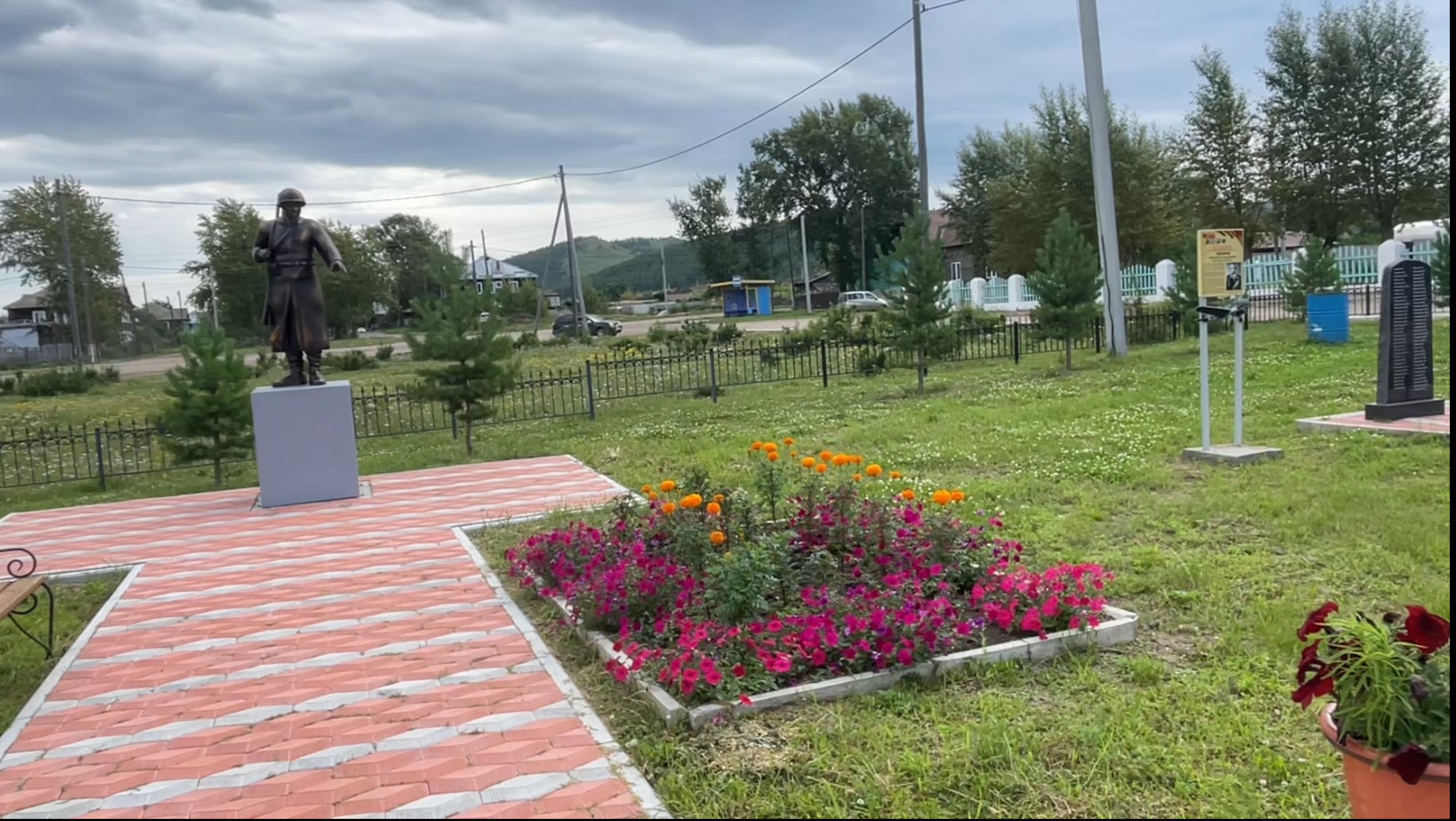 Село Туим. Мемориальный комплекс. Прополка и обзор цветов.