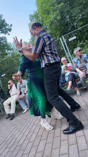 👀Смотри, как они танцуют💃А ведь ей 91 год👈 #танцы #сокольники